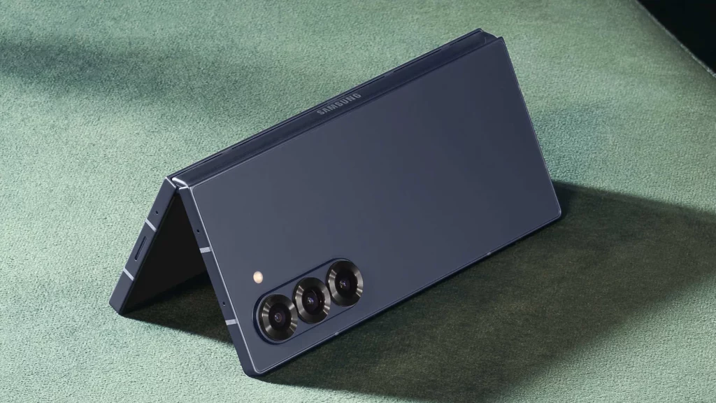 Samsung 确认三折叠手机将于今年底推出 - MobGo玩吧